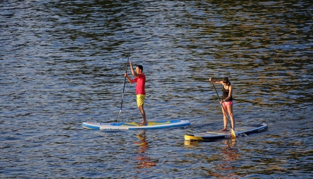 El paddle surf: un deporte completo, saludable y con un toque de diversión